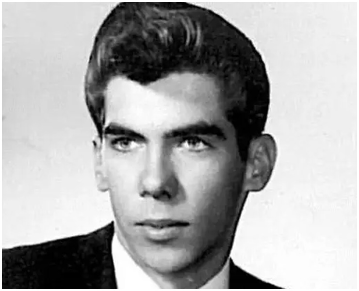 Phú ông đặc biệt Từ cậu bé nghèo hèn lang thang bán báo thành ông trùm ...