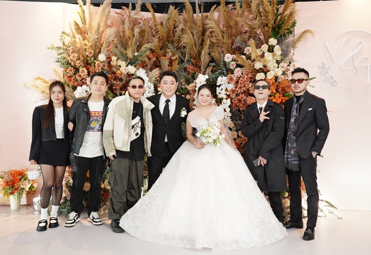 Đám cưới Yanbi Mẹ chú rể đi xe lăn lên lễ đường, trao sính lễ cho con dâu