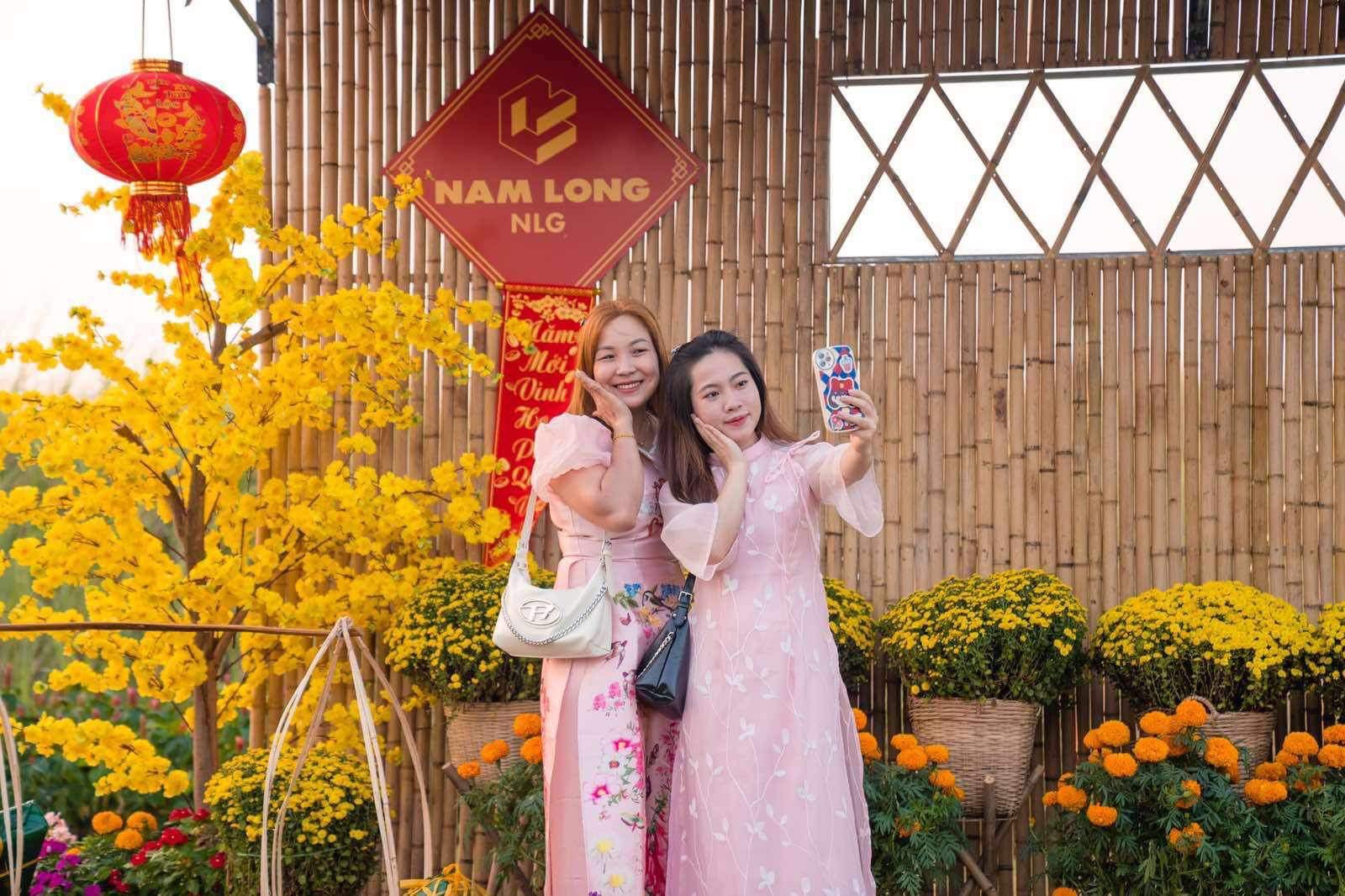 Hàng chục nghìn người về Waterpoint ngắm pháo hoa, du xuân đầu năm mới