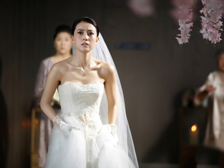 Tái hôn hai con ôm chân khóc mãi không nín, mẹ chồng có hành động khiến tôi bật khóc