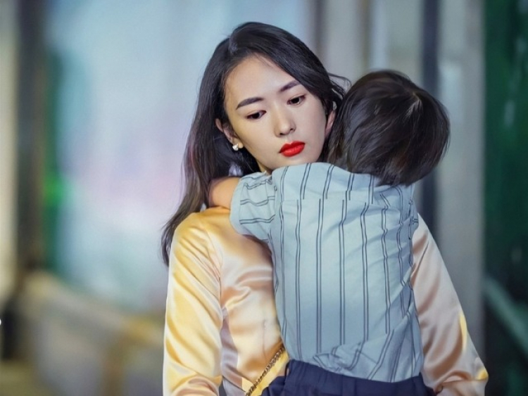 Đi công tác mẹ chồng giúp tôi trông con, về thấy đồ chơi mới trên tay ...