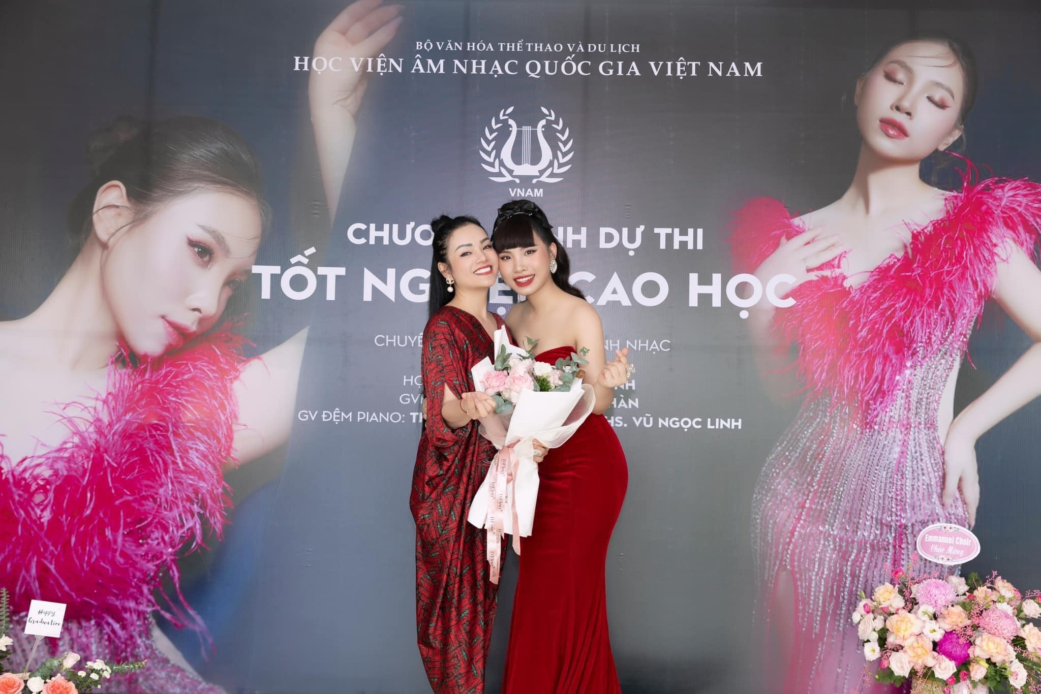 Ca sĩ Tân Nhàn chúc mừng trò cưng Lan Quỳnh xuất sắc tốt nghiệp thạc sĩ
