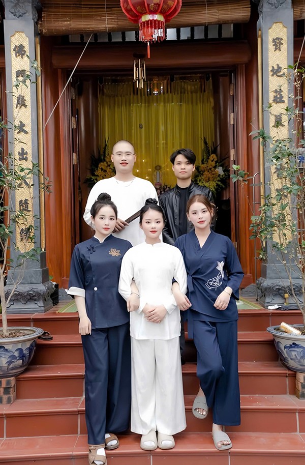 Thanh đồng Nguyễn Tiến Đức - giữ gìn bản sắc tín ngưỡng hầu đồng giữa ...