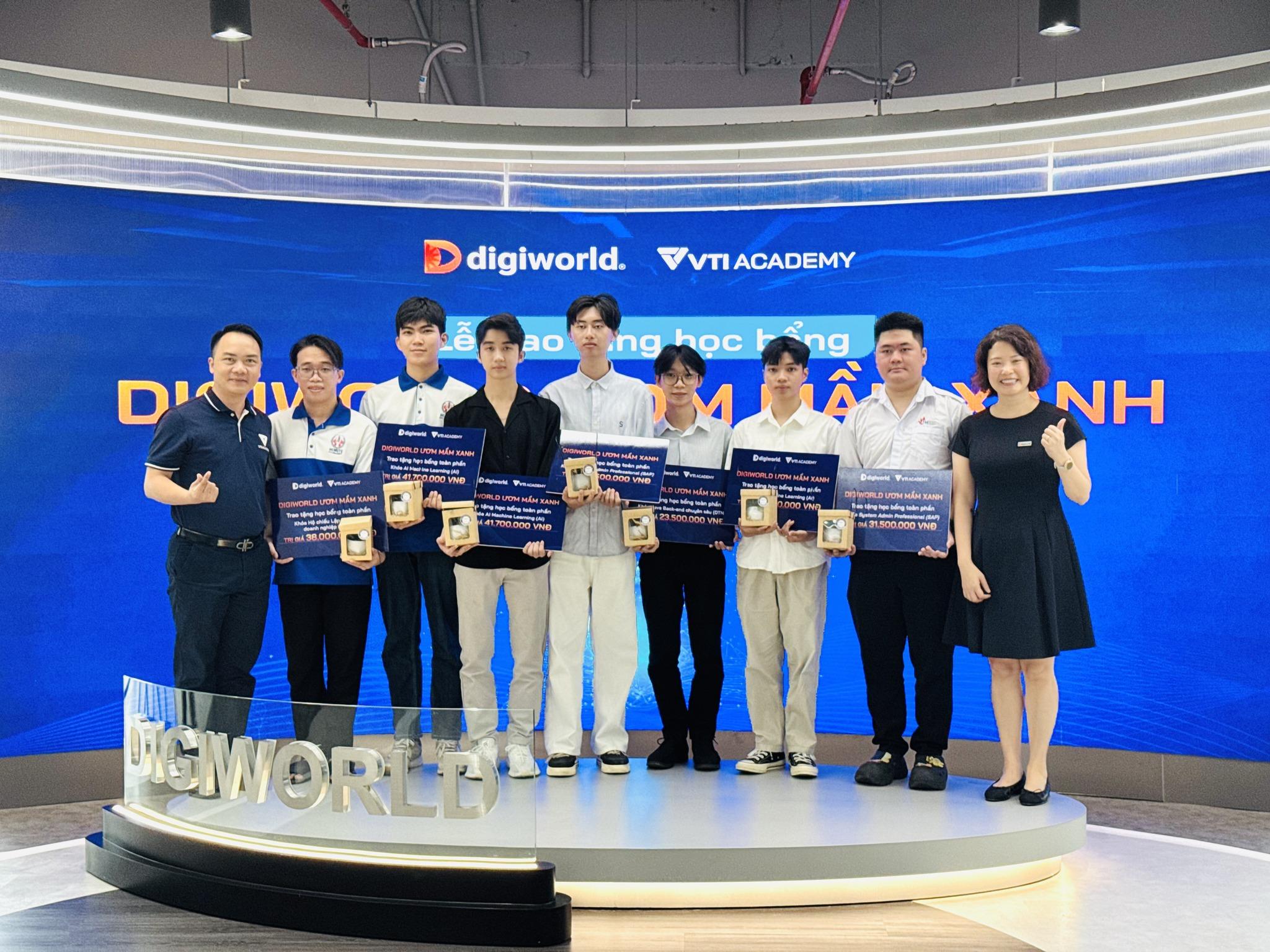 Vượt lên hoàn cảnh, chàng sinh viên CNTT xuất sắc giành học bổng 31,5 triệu đồng từ VTI Academy ...