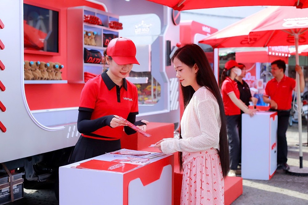 Viettel gây sốt miền Tây bằng cà lem, lotoshow và gói cước 300GB