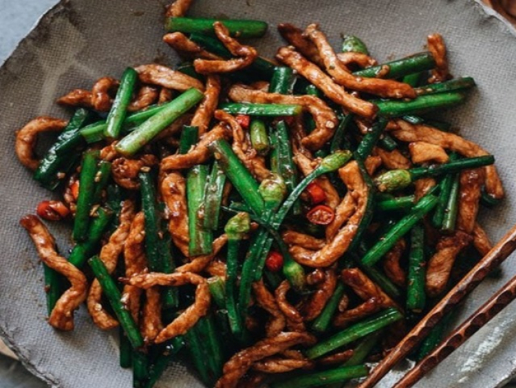 Không ngờ thịt lợn xào với lá này trở thành một món “siêu ngon”