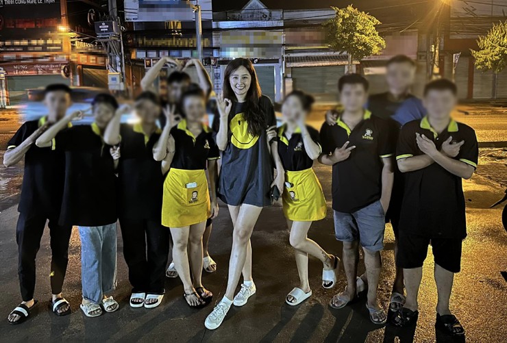 Mai Phương Thúy khoe chân dài miên man khi tới quán vỉa hè