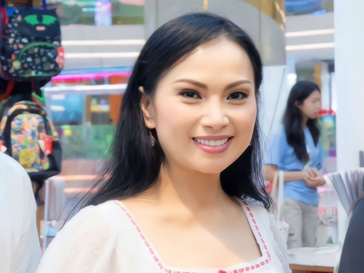 Ca sĩ tỷ phú Hà Phương đưa con gái út về nước làm điều đặc biệt