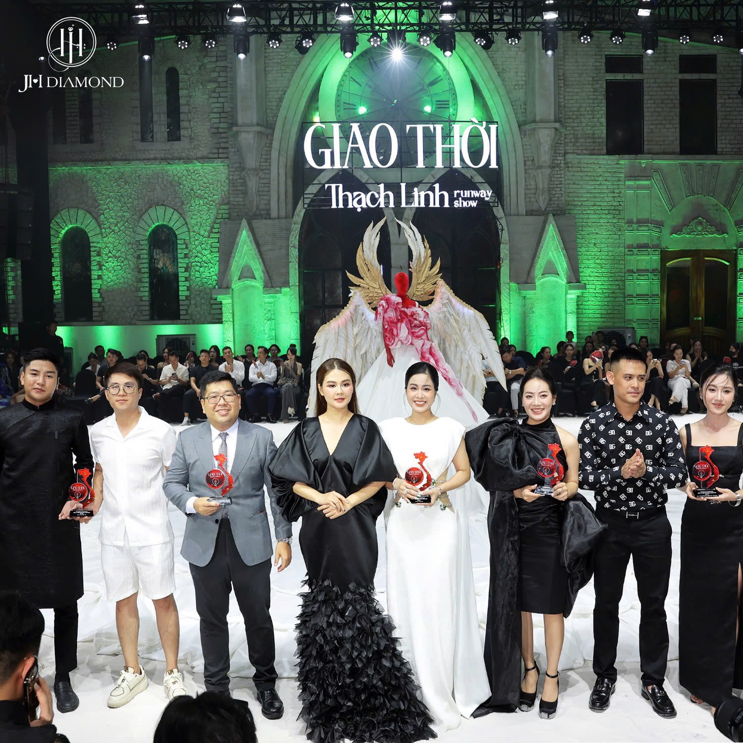 Mãn nhãn với trang sức JH Diamond trên sàn diễn Giao Thời Thạch Linh ...