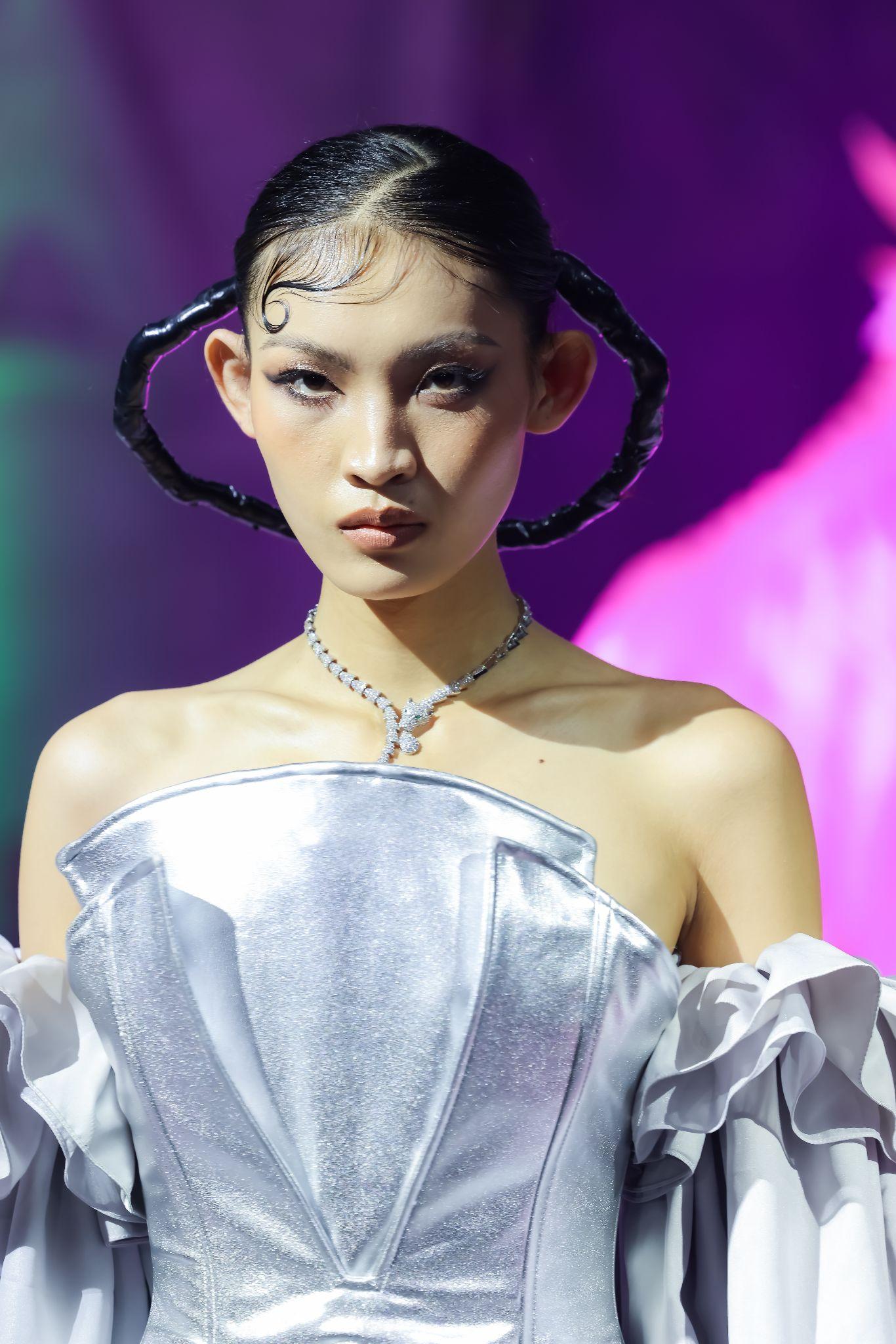 Mãn nhãn với trang sức JH Diamond trên sàn diễn Giao Thời Thạch Linh ...