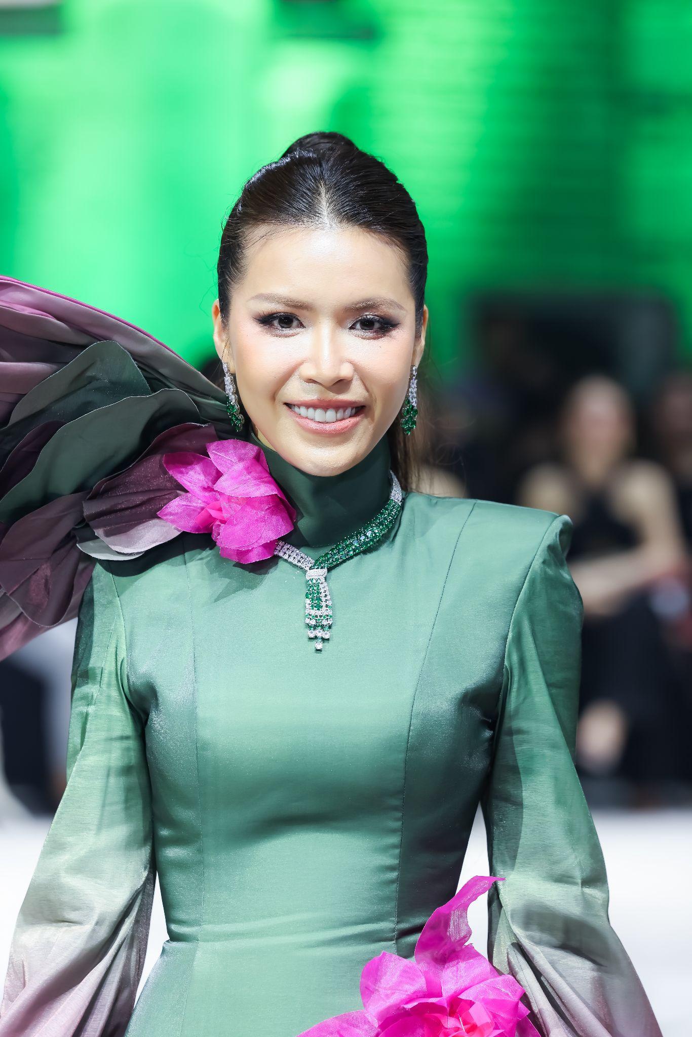 Mãn nhãn với trang sức JH Diamond trên sàn diễn Giao Thời Thạch Linh ...