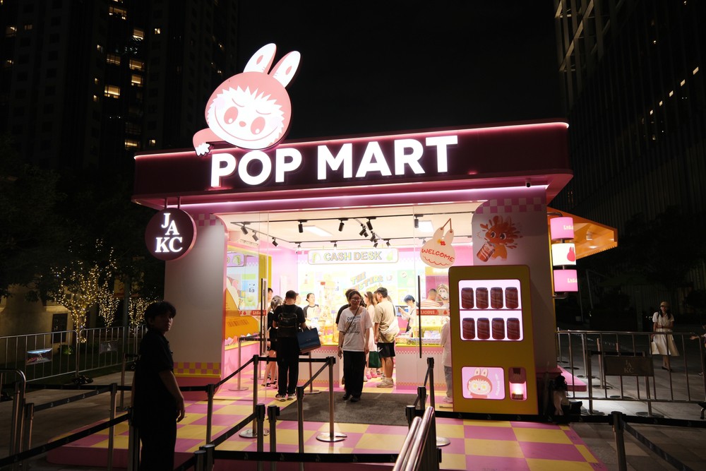 Labubu 4.0 bán “cháy hàng” chỉ sau vài phút đưa ông chủ Pop Mart giàu ...