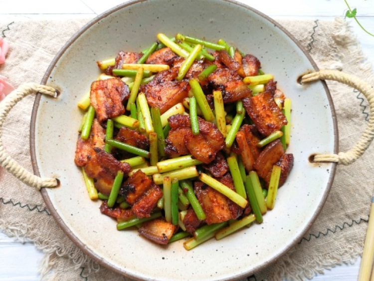 Ba chỉ xào với phần ngon nhất của cây tỏi được món tốn cơm không thể ...