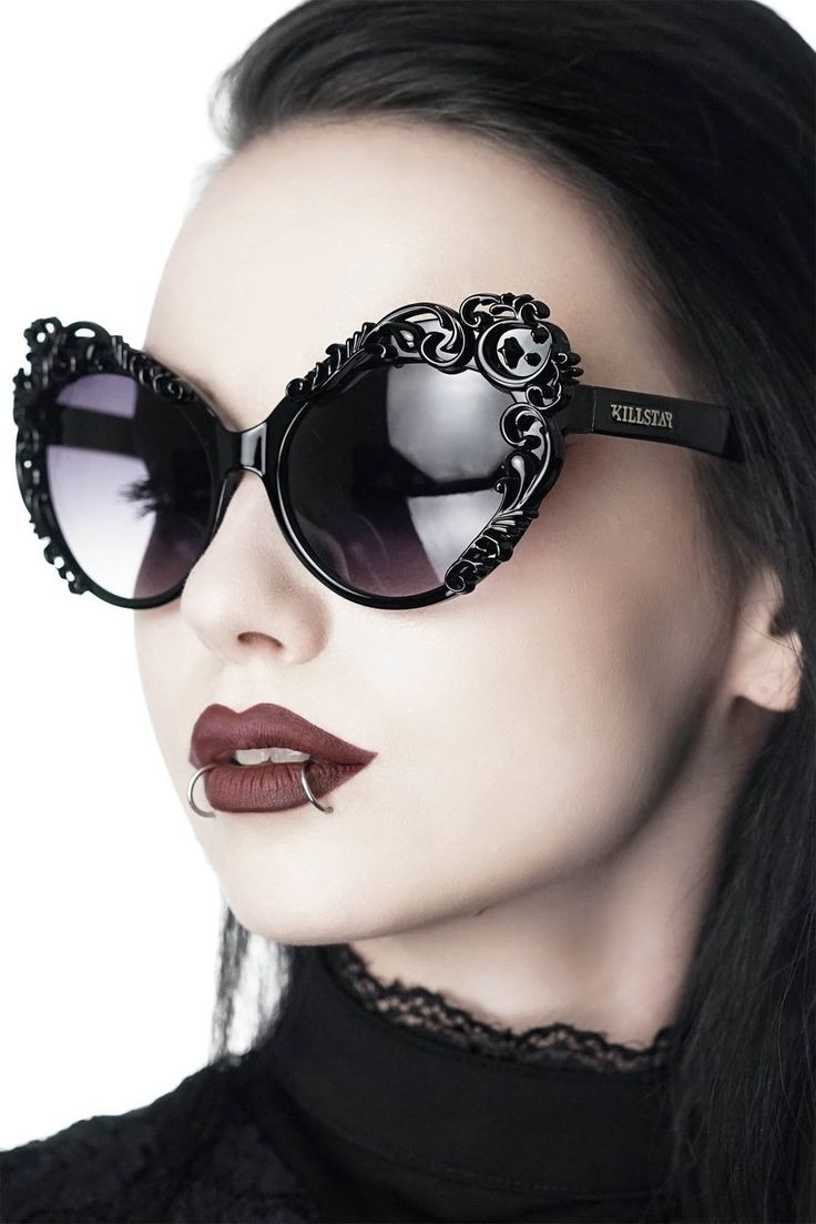 Những phụ kiện không thể thiếu cho phong cách Goth