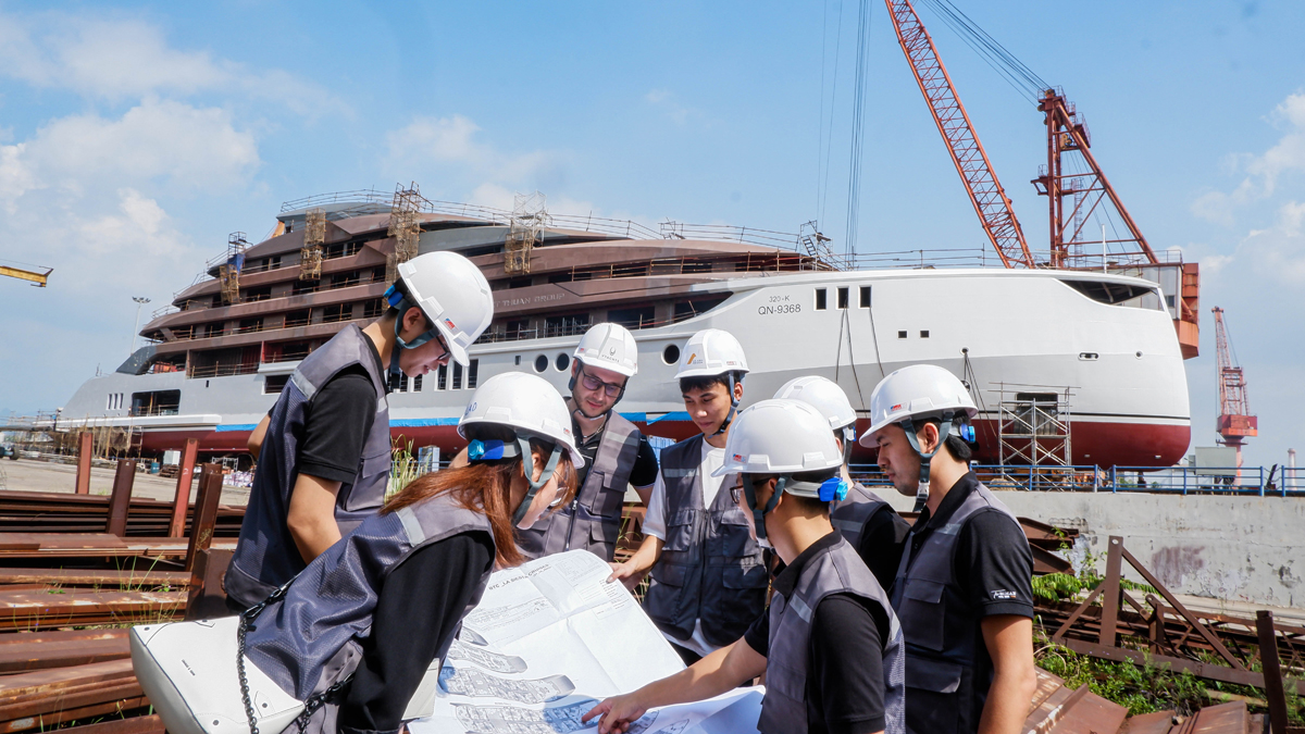 Hạ thủy siêu du thuyền dài 109,99m trên Vịnh Hạ Long