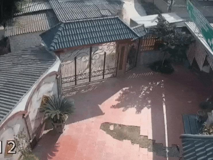 Clip Kinh hoàng xe tải húc đổ cổng nhà dân, 1 người thoát nạn