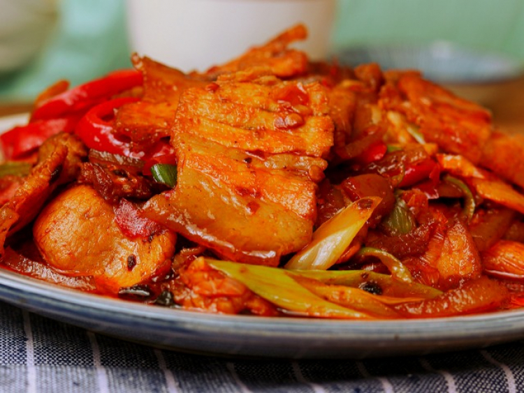 Một trong những phần ngon nhất của lợn đem xào kiểu này cả nhà ăn không ...