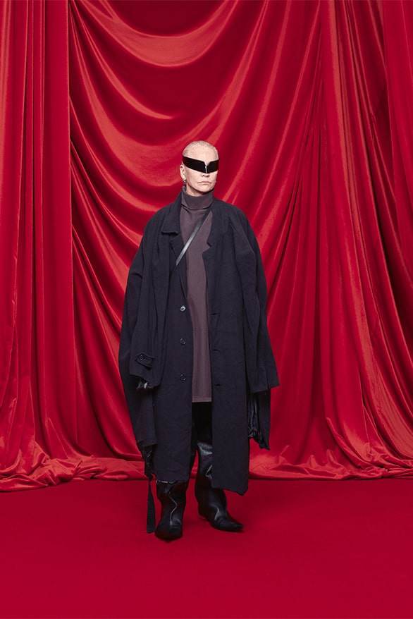 Balenciaga lại tung ra thiết kế độc dị, khiến khán giả trầm trồ sau scandal