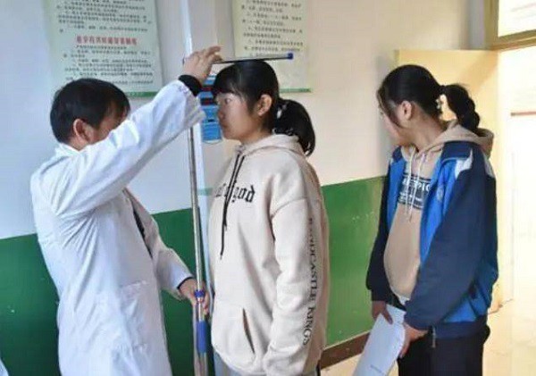 Bé gái 12 tuổi cao 1m70, BS nói do ăn nhiều 3 loại thực phẩm là “vua ...