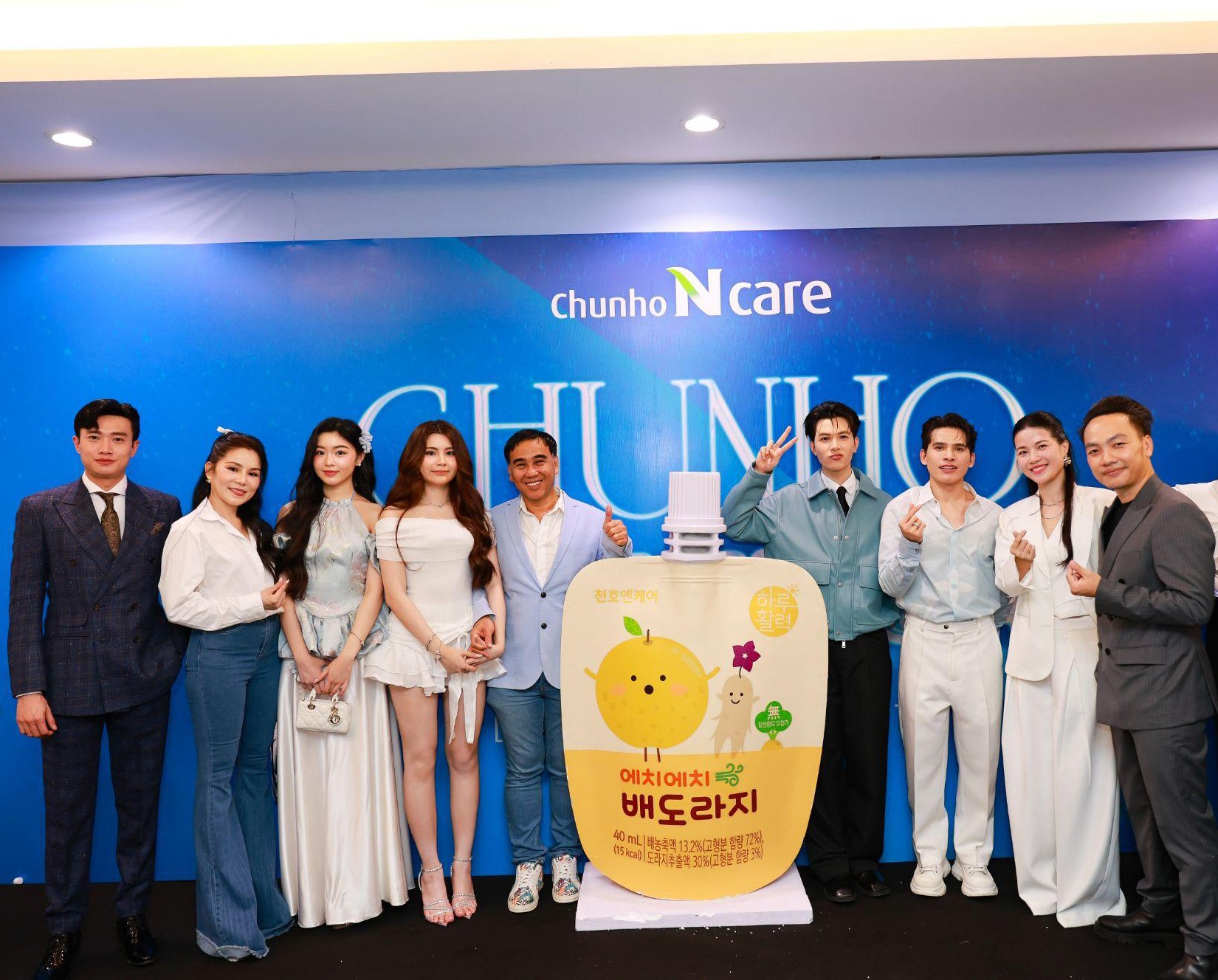 Gia đình nghệ sĩ Quyền Linh, Quốc Thiên, Anh Tú Atus hội ngộ tại sự kiện của Chunho Ncare Vietnam