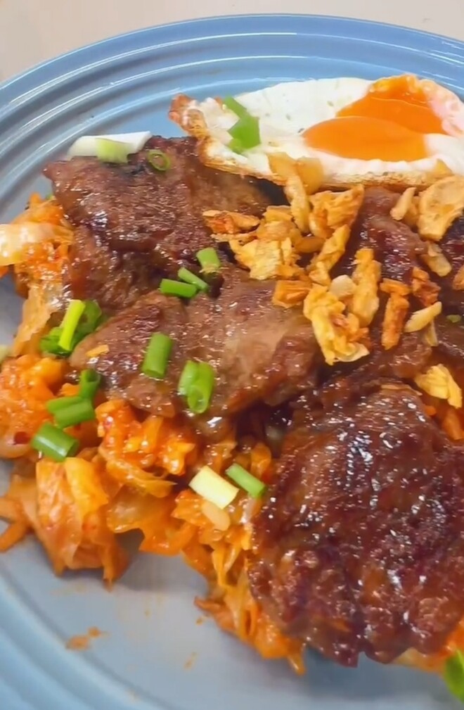 Vợ trẻ đẹp của NSND Công Lý ân cần làm cơm lạ miệng cho chồng, cô Đẩu ...