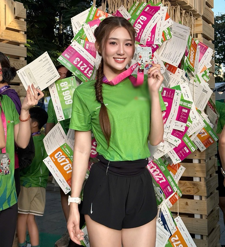 Người đẹp Phương Linh nổi bật với vòng ba 98cm, Vy Phan lọt top 3 giải chạy ở Hà Nội