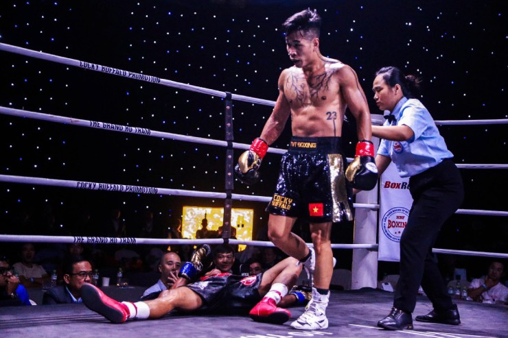 Trần Văn Thảo hạ knock-out võ sĩ Thái Lan tại sự kiện boxing danh giá
