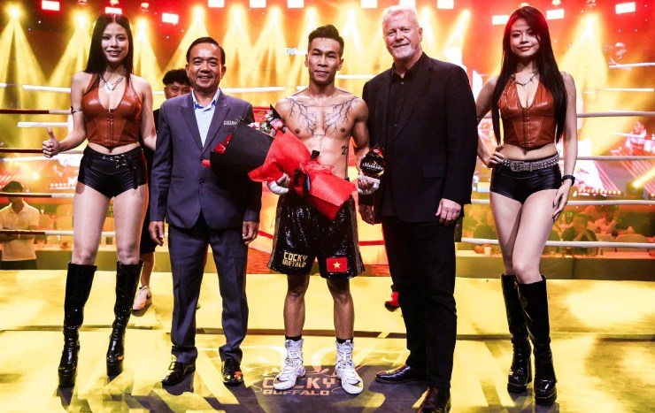 Trần Văn Thảo hạ knock-out võ sĩ Thái Lan tại sự kiện boxing danh giá