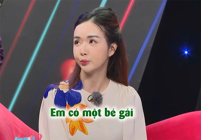 Mẹ đơn thân xinh đẹp dắt con gái đi hẹn hò tìm hạnh phúc mới