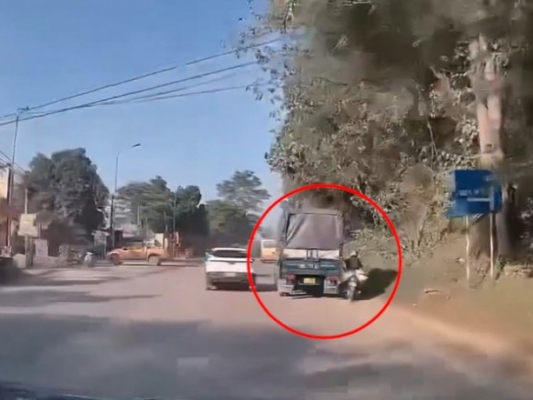 Clip Thót tim xe tải vượt ẩu, xe máy bị ép lao thẳng vào vệ đường